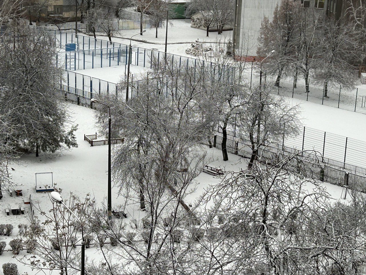 Київ засипало снігом (відео). Читайте на UKR.NET